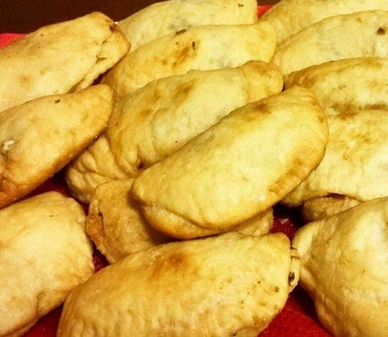 Tipico rustico del messinese è condito con ...